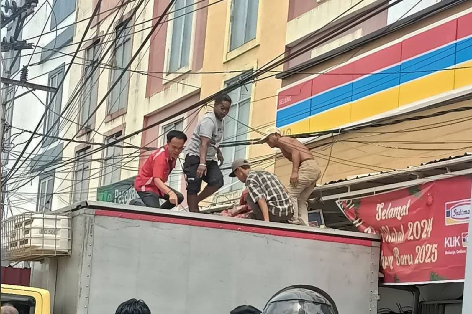 Pekerja di Sungai Pinyuh Tersengat Listrik saat Mengecat | Fakta Kalbar